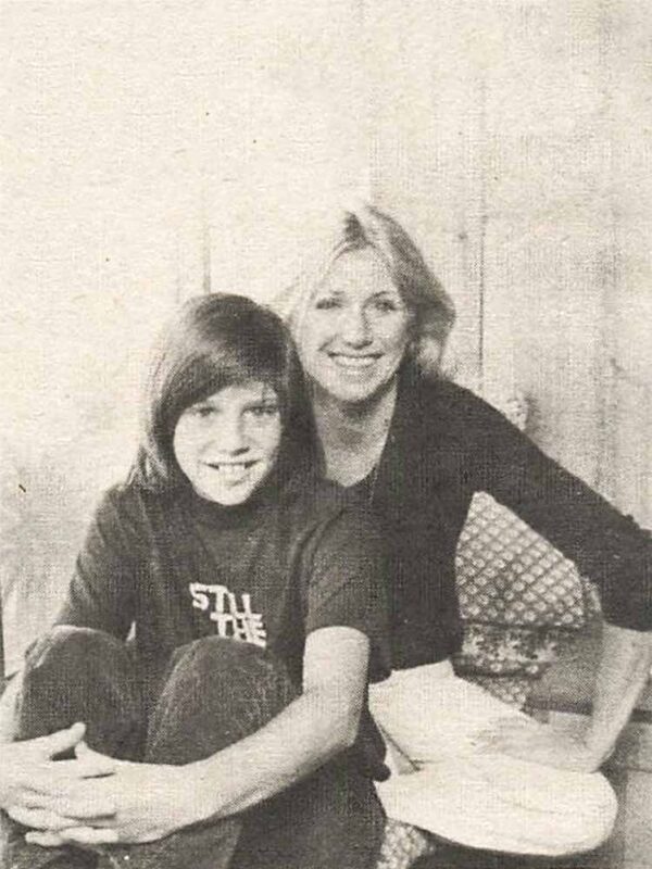 Suzanne Somers—Smiling While Signing A New 7 Million Dollar Contract ...