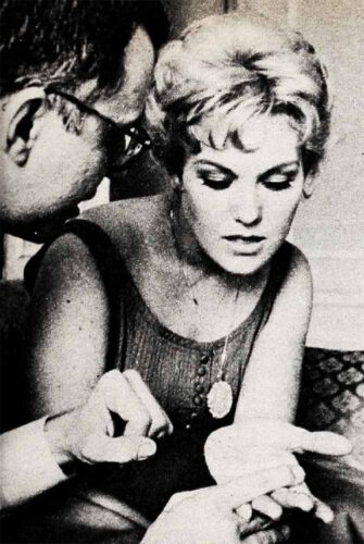 The Secrets Of Kim Novak’s Hand And Heart - Vintage Paparazzi