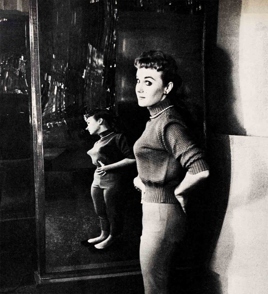 Molly Bee: “What Does Your Figure Measure Up To?” - Vintage Paparazzi