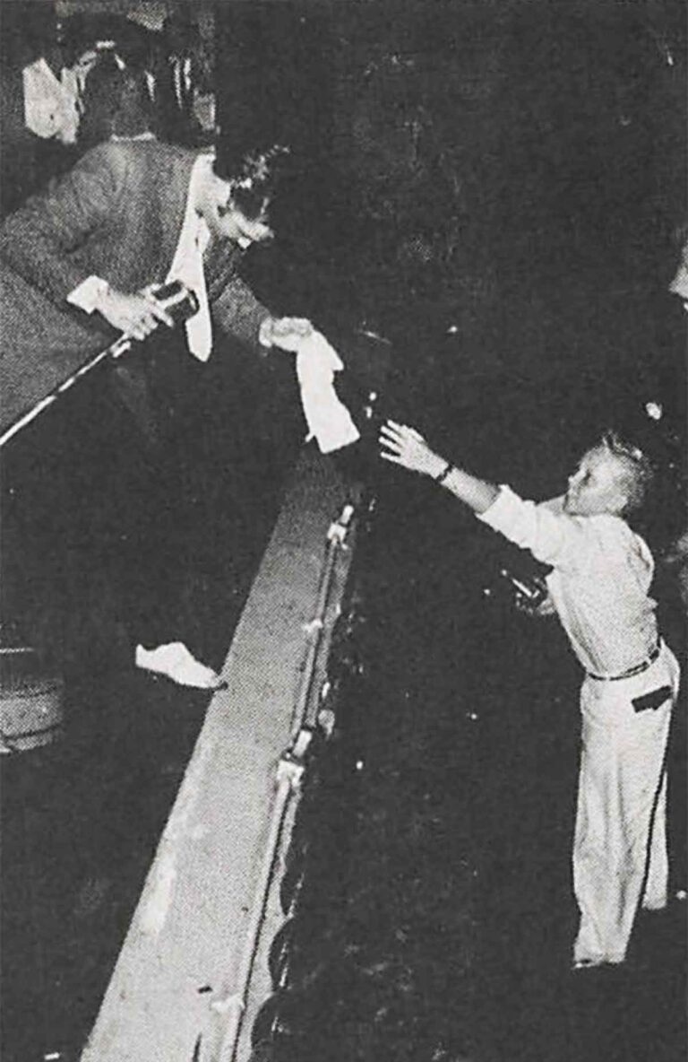 Elvis Presley & His Fans - Vintage Paparazzi