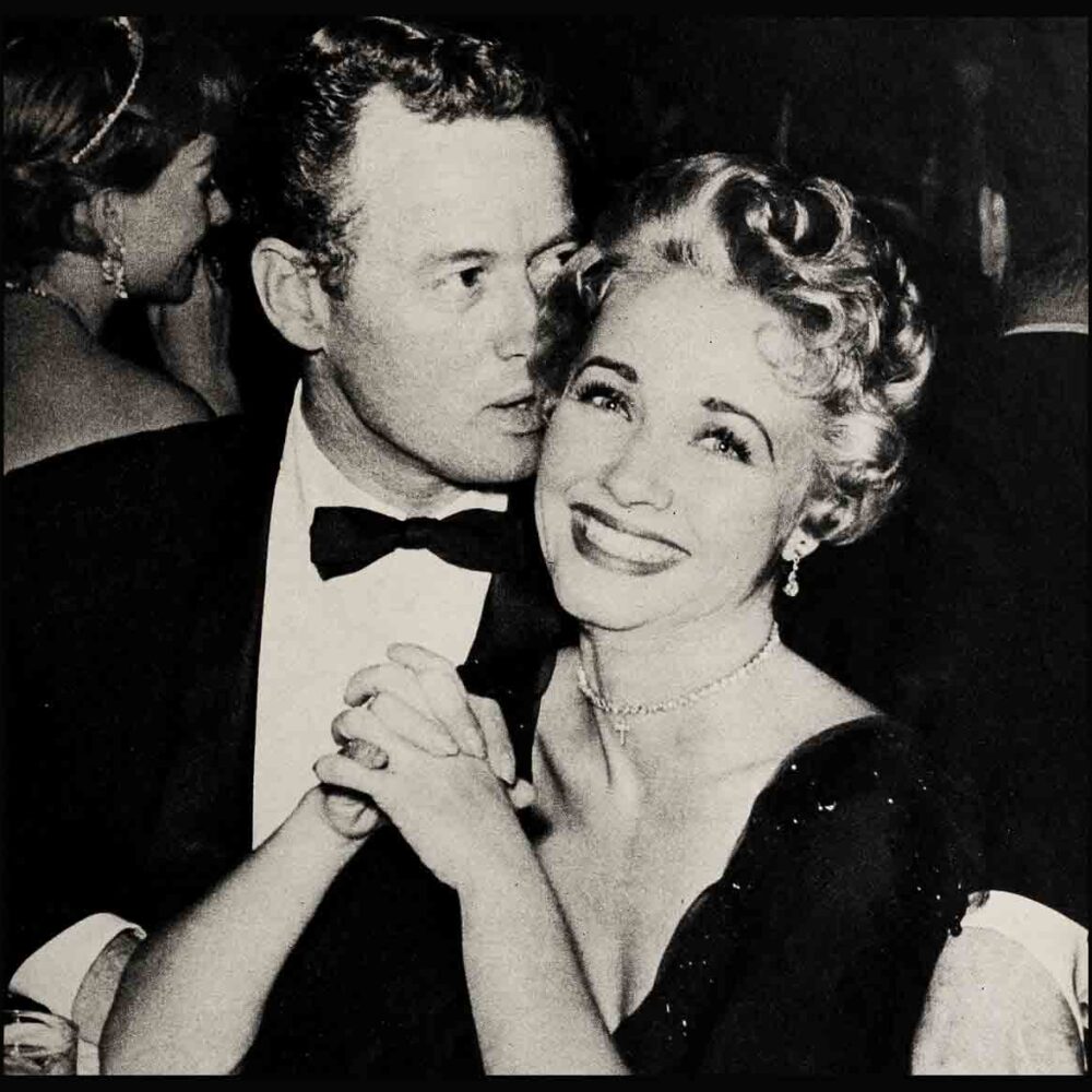 3-D Pinup Girl - Vintage Paparazzi